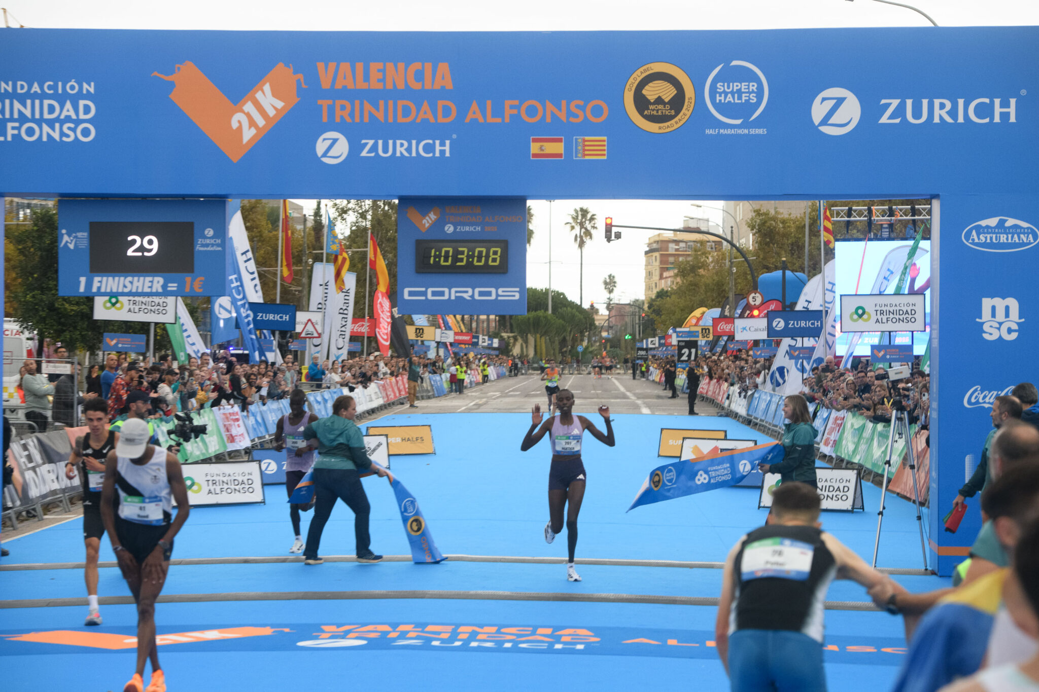 Agnes Ngetich sets the year’s best time (1:03:08) at the Valencia Half ...