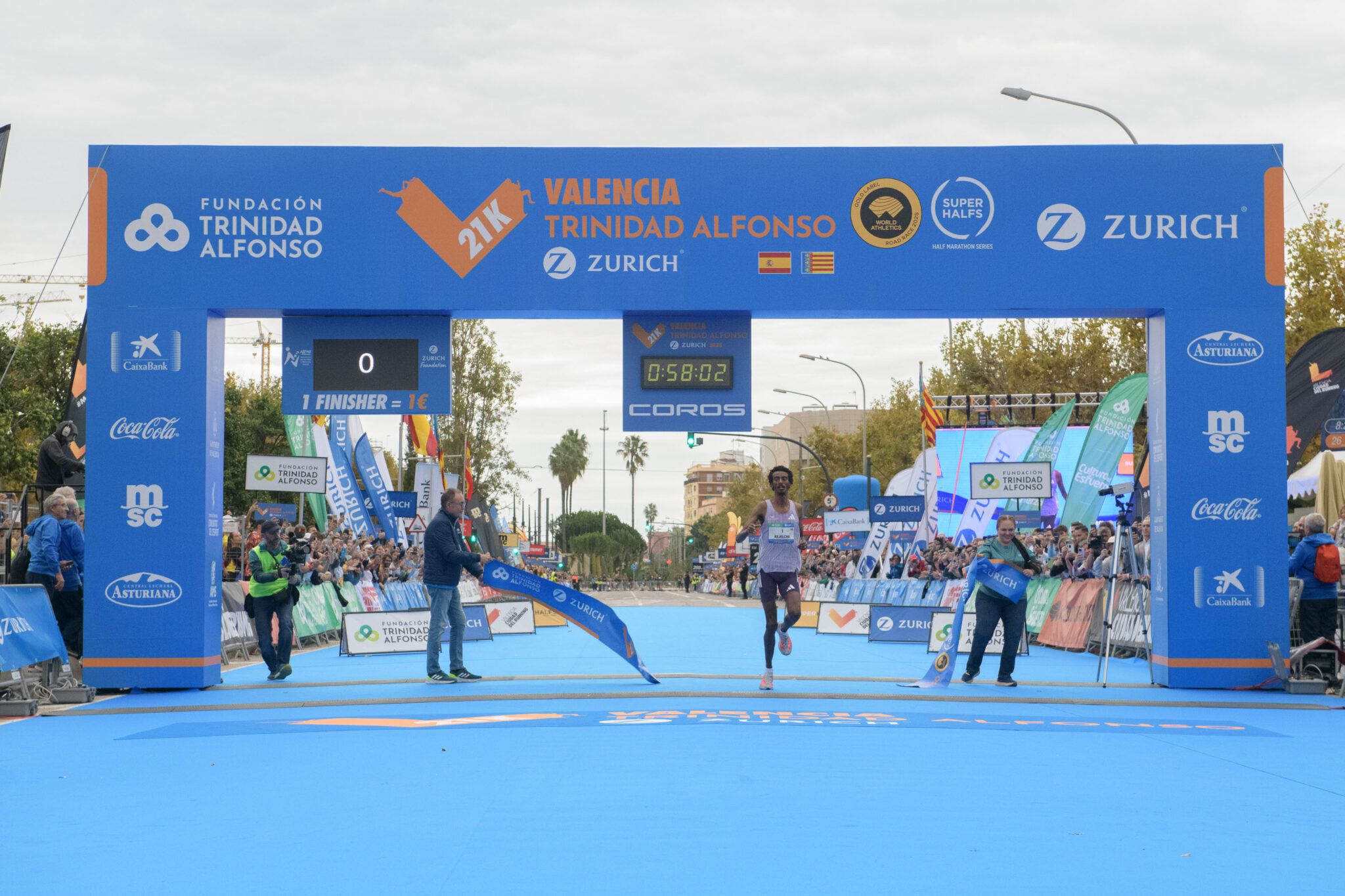 Agnes Ngetich sets the year’s best time (1:03:08) at the Valencia Half ...
