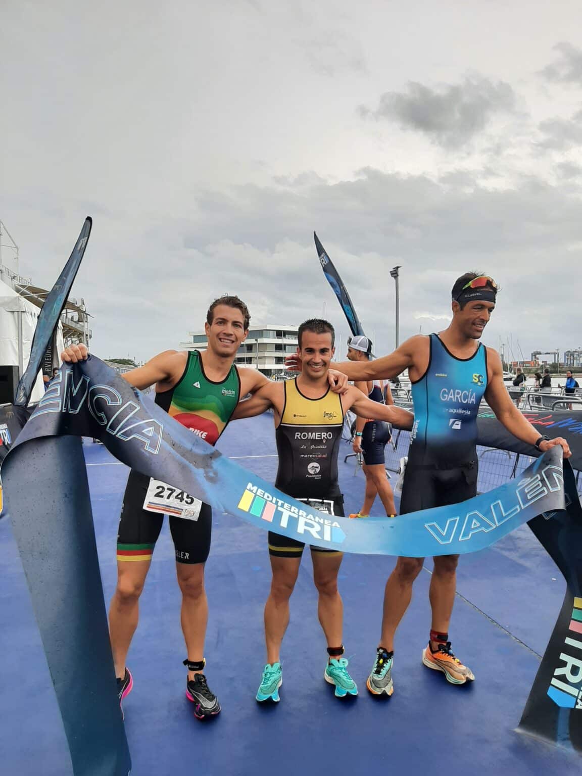 Viento convierte en acuatlón segunda jornada de MTRI València